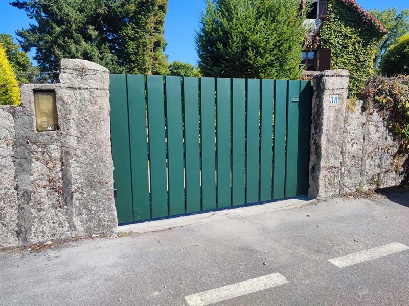 PUERTAS ENTRADA FINCA (Puertas Hörmann en Vigo - Cesáreo P. Alves)